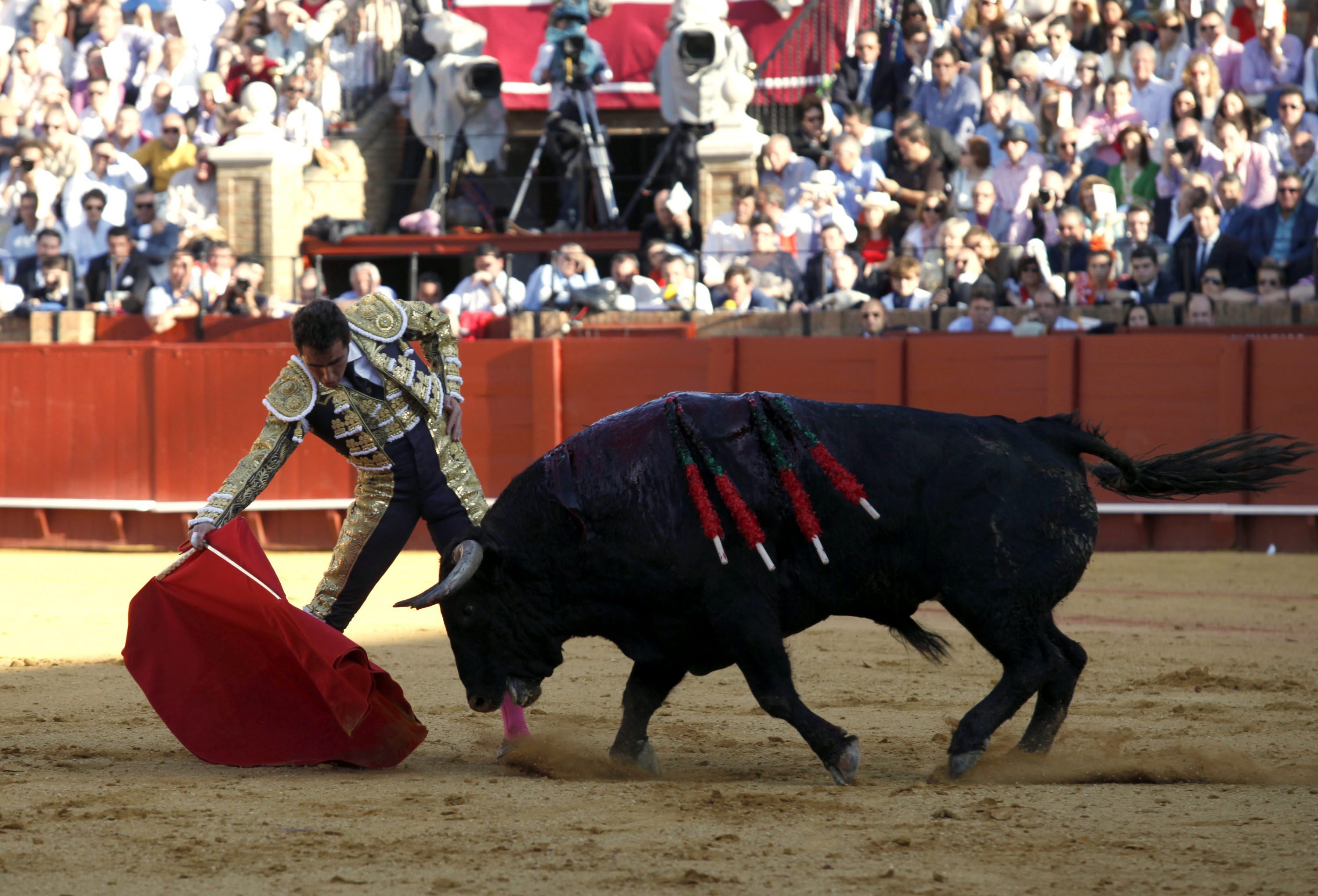 Juan Mora, Curro Díaz y El Fandi torean en la Maestranza - España ...