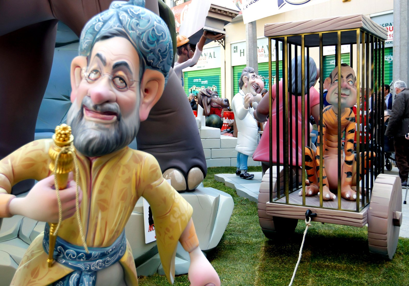 Los ninots son preparados para la tradicional «cremá» en las Fallas de ...